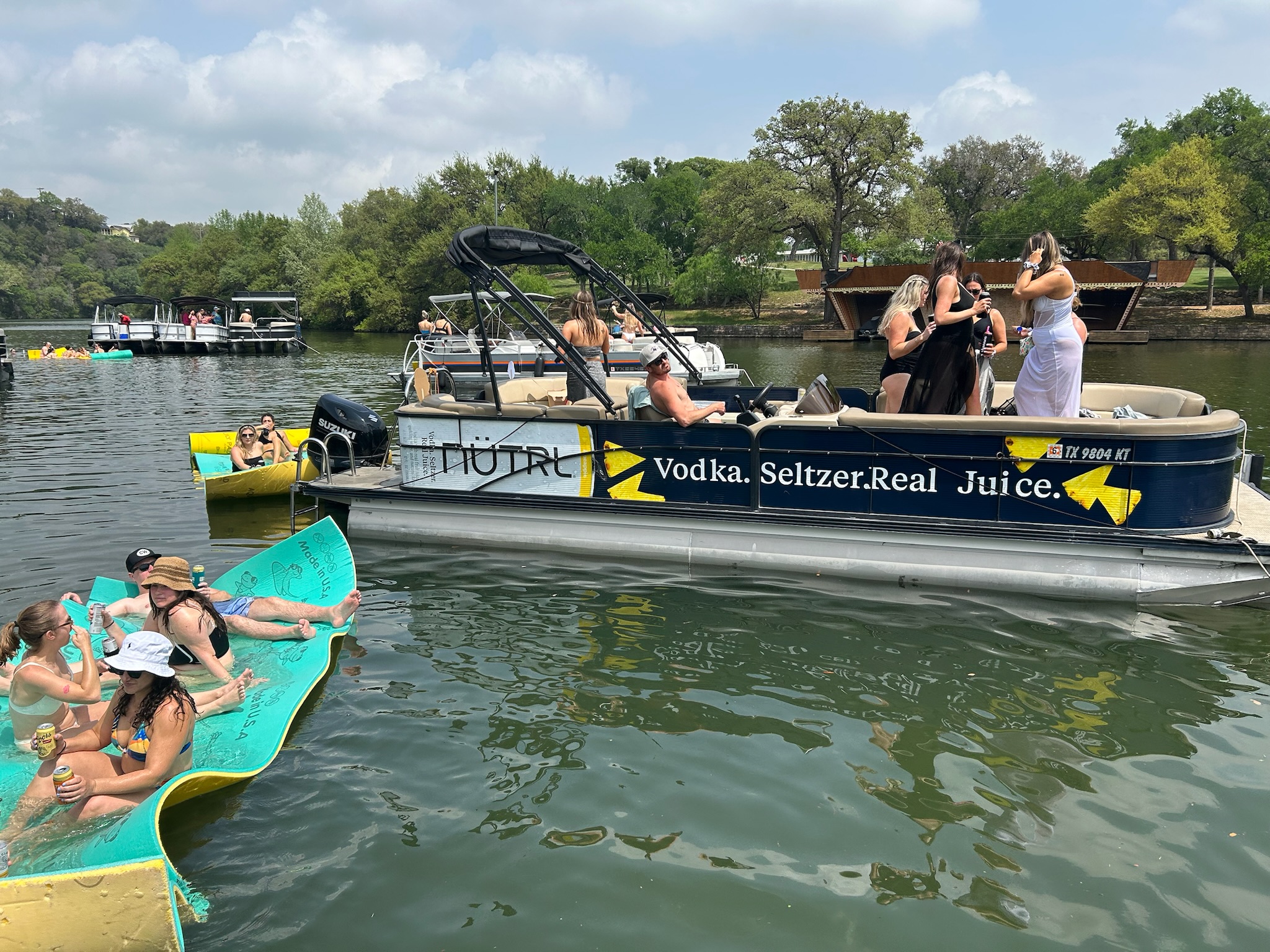 Pontoon Boat Rental Austin: Easy and Enjoyable Options - Float On Boat ...